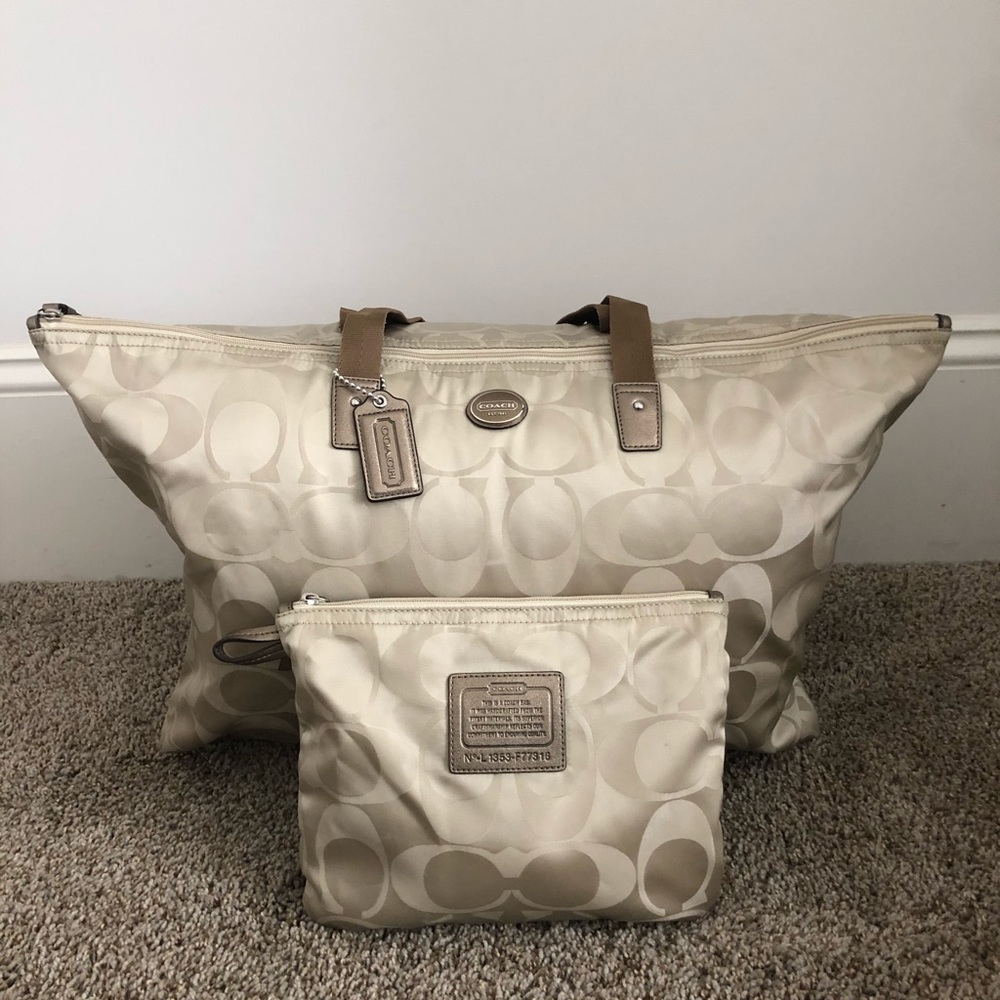 Coach Signature Duffle And Matching Pouch - Gem